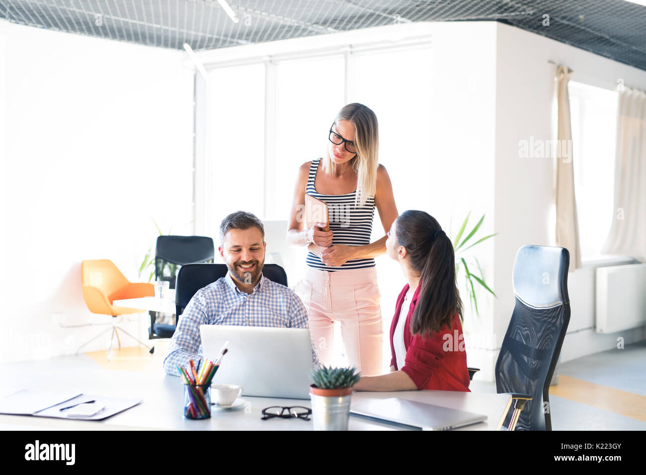 Interview three corporate people hi-res stock photography and images ...