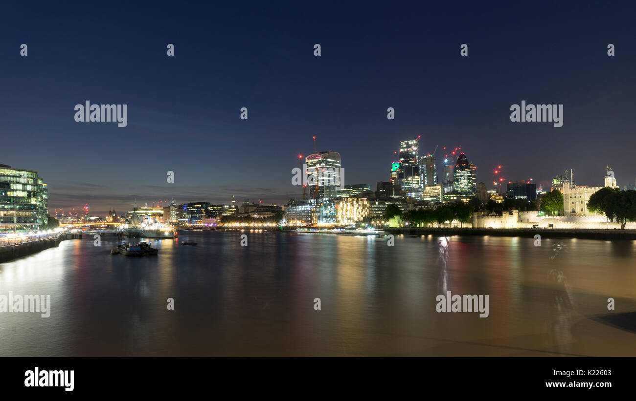 London skyline panoramic night hi-res stock photography and images - Alamy