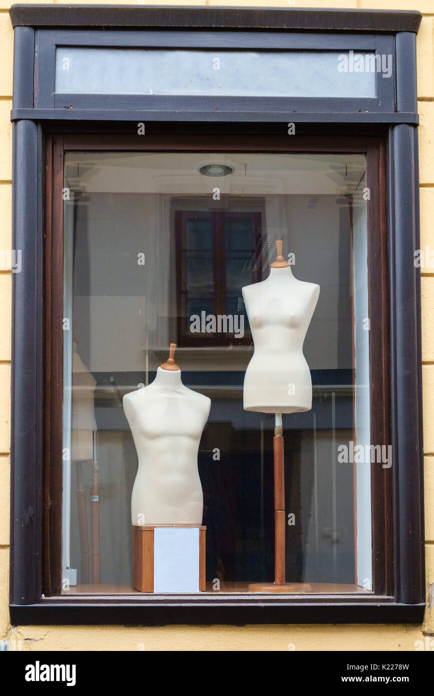 Boutique display window with mannequins Stock Photo - Alamy