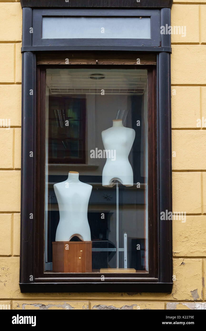 Boutique display window with mannequins Stock Photo - Alamy