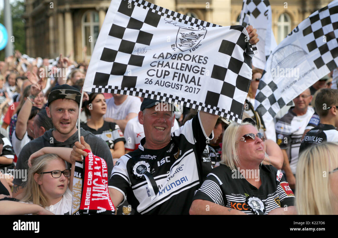 Hull FC fans line the streets during Hull FC's Challenge Cup Win ...