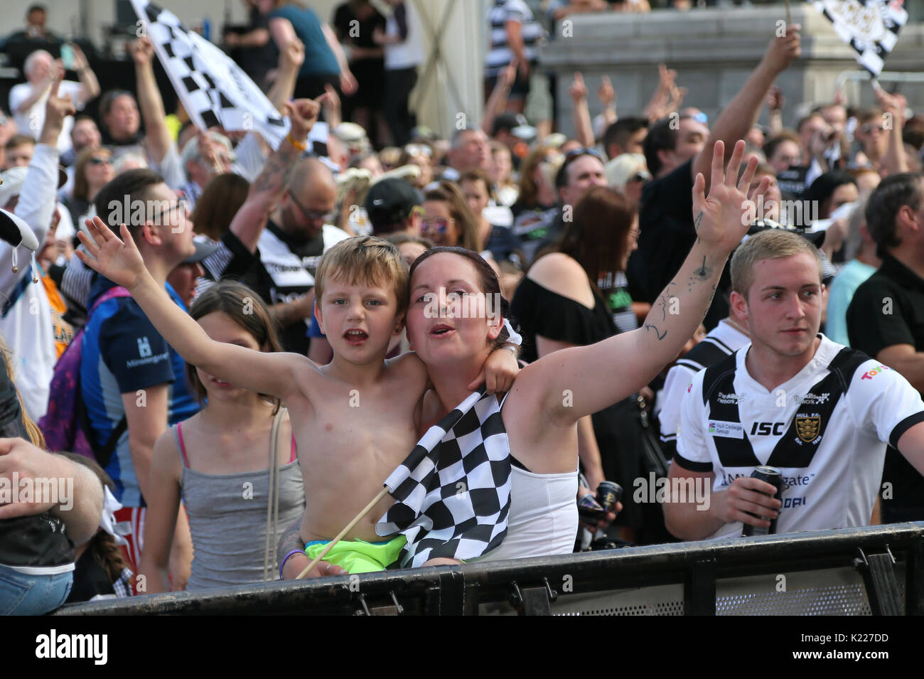 Hull FC fans line the streets during Hull FC's Challenge Cup Win ...