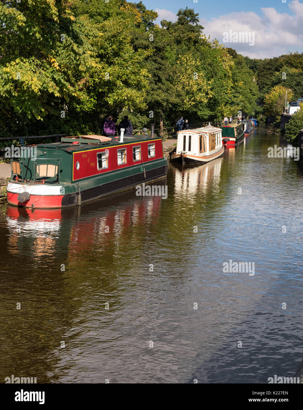 Narrow canal boats hi-res stock photography and images - Alamy