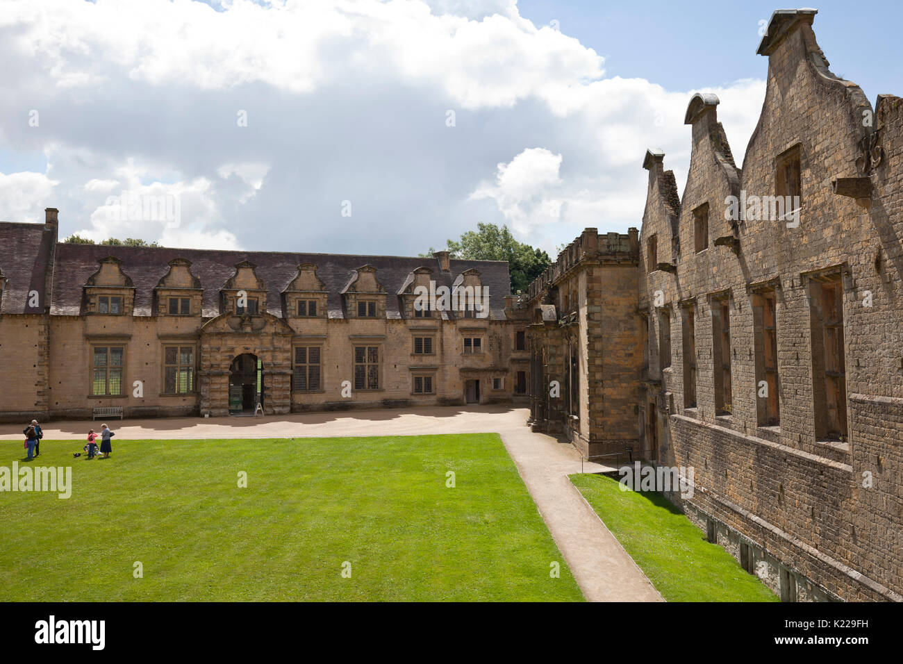 Stable courtyard hi-res stock photography and images - Alamy