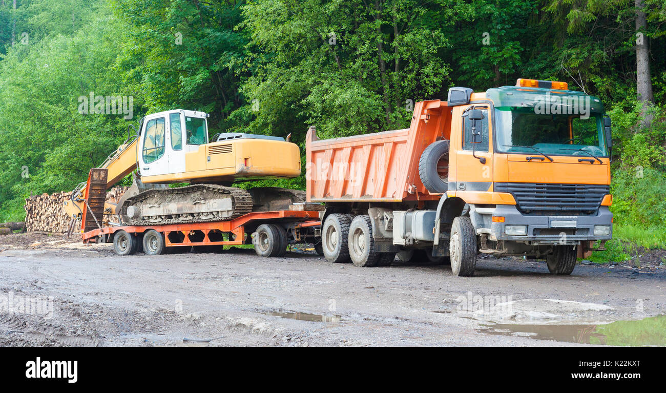 Low loader flatbed truck hi-res stock photography and images - Alamy