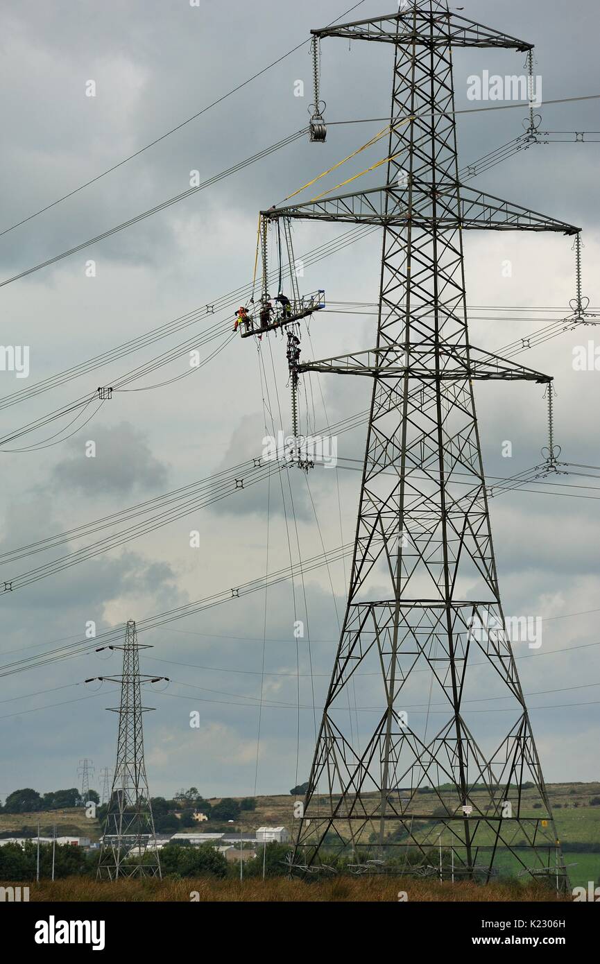 Workers on a platform on an electricity Tower Stock Photo - Alamy