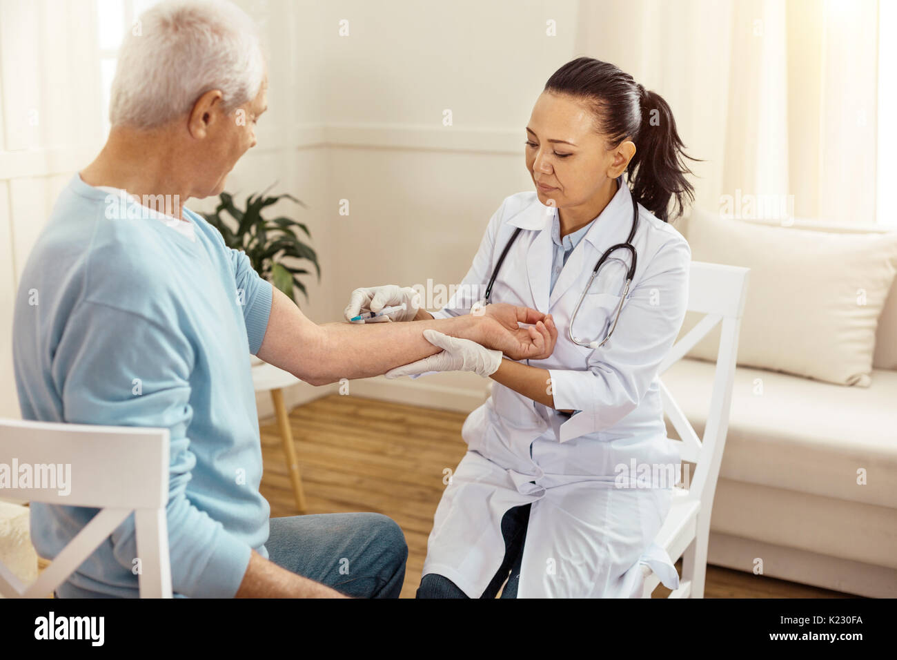 Treating patient syringe hi-res stock photography and images - Alamy