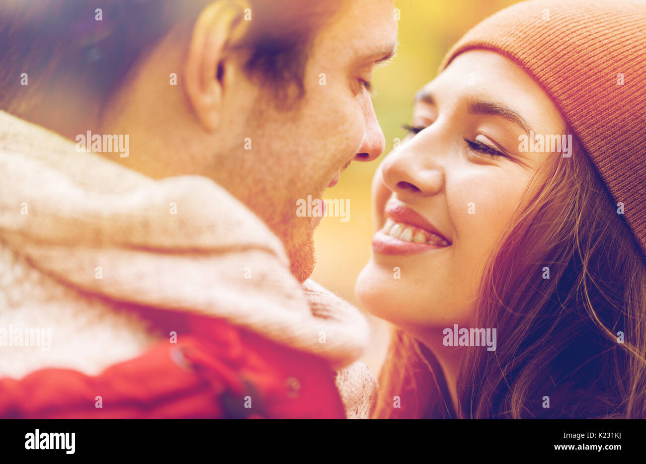 Teenage couple kissing hi-res stock photography and images - Alamy