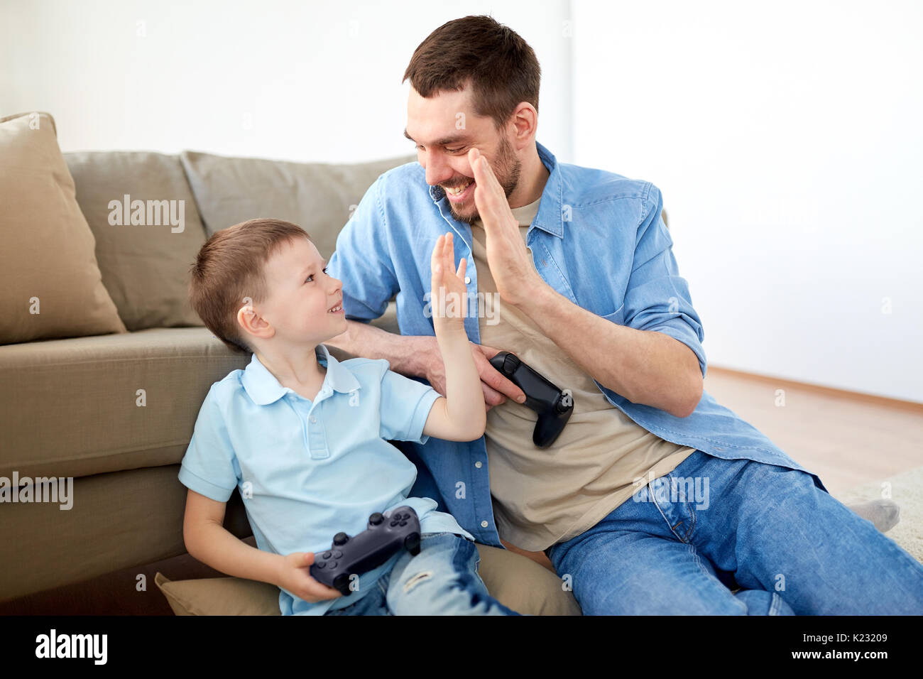 High five adult child hi-res stock photography and images - Alamy