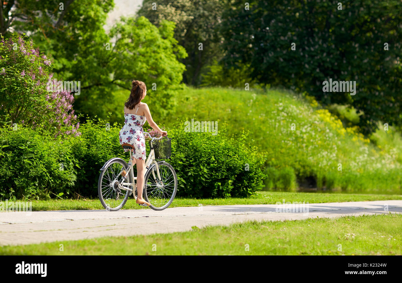 happy woman riding fixie bicycle in summer park Stock Photo - Alamy