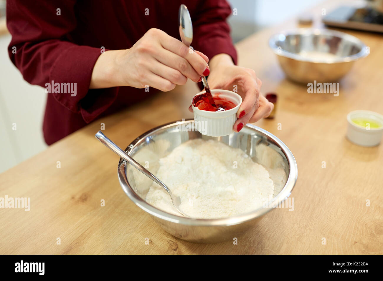 chef hands adding food color into bowl with flour Stock Photo - Alamy