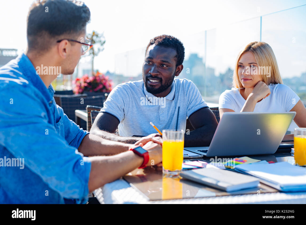 Sharing workspace hi-res stock photography and images - Alamy
