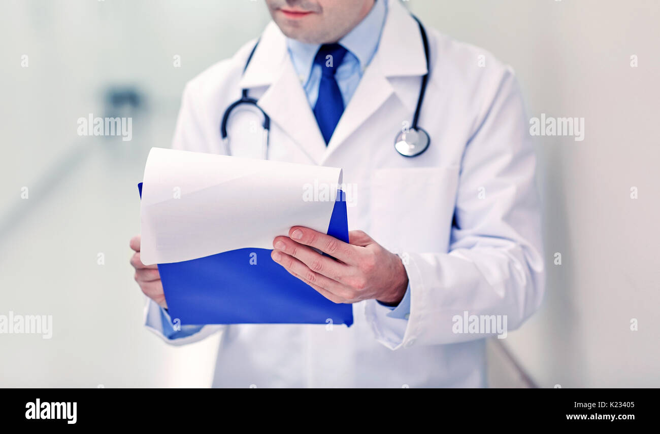 close up of doctor with clipboard at hospital Stock Photo - Alamy