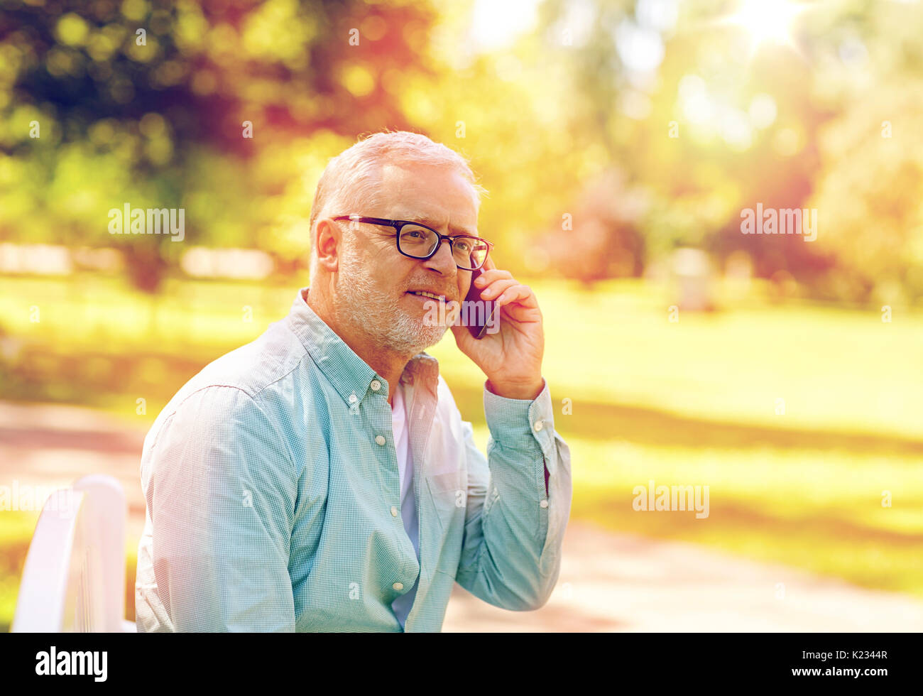 Senior phone call park hi-res stock photography and images - Alamy