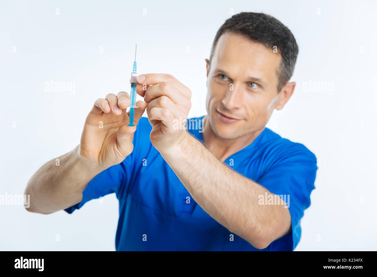 Medical professional testing needle of syringe Stock Photo - Alamy