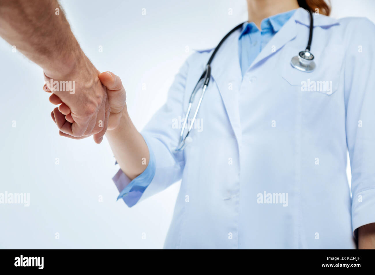 Shacking hands hi-res stock photography and images - Alamy