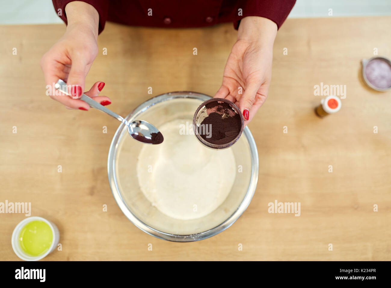 chef hands adding food color into bowl with flour Stock Photo - Alamy