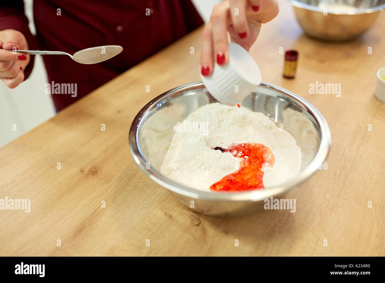 chef hands adding food color into bowl with flour Stock Photo - Alamy