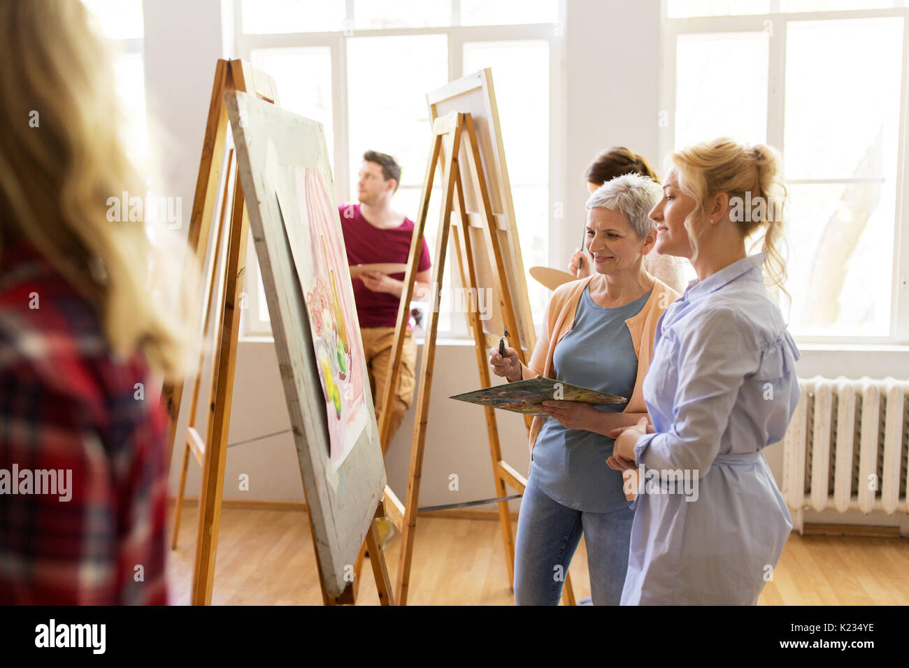 Life class artists drawing woman hi-res stock photography and images ...