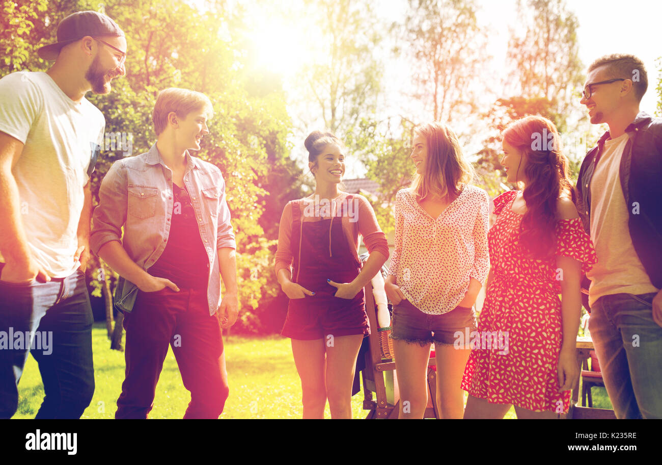 Teenage friends talking hi-res stock photography and images - Alamy