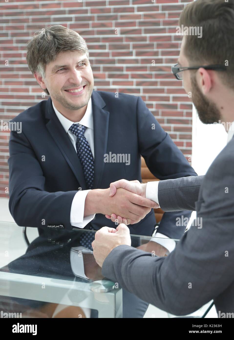 greeting handshake of colleagues at the desk Stock Photo - Alamy
