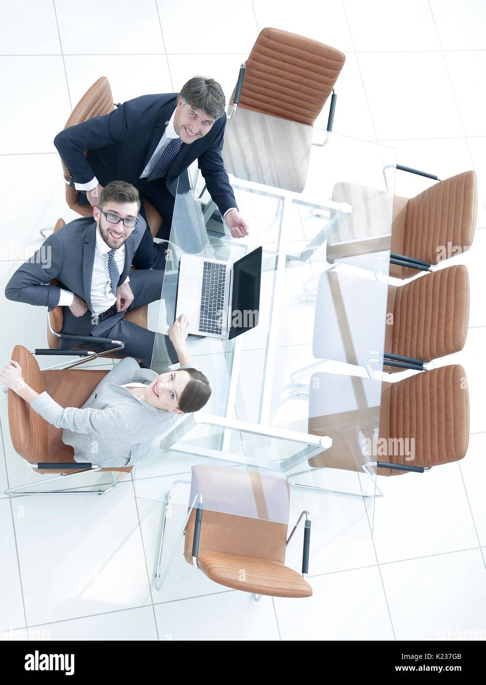 employees sitting at the desk and looking up Stock Photo - Alamy