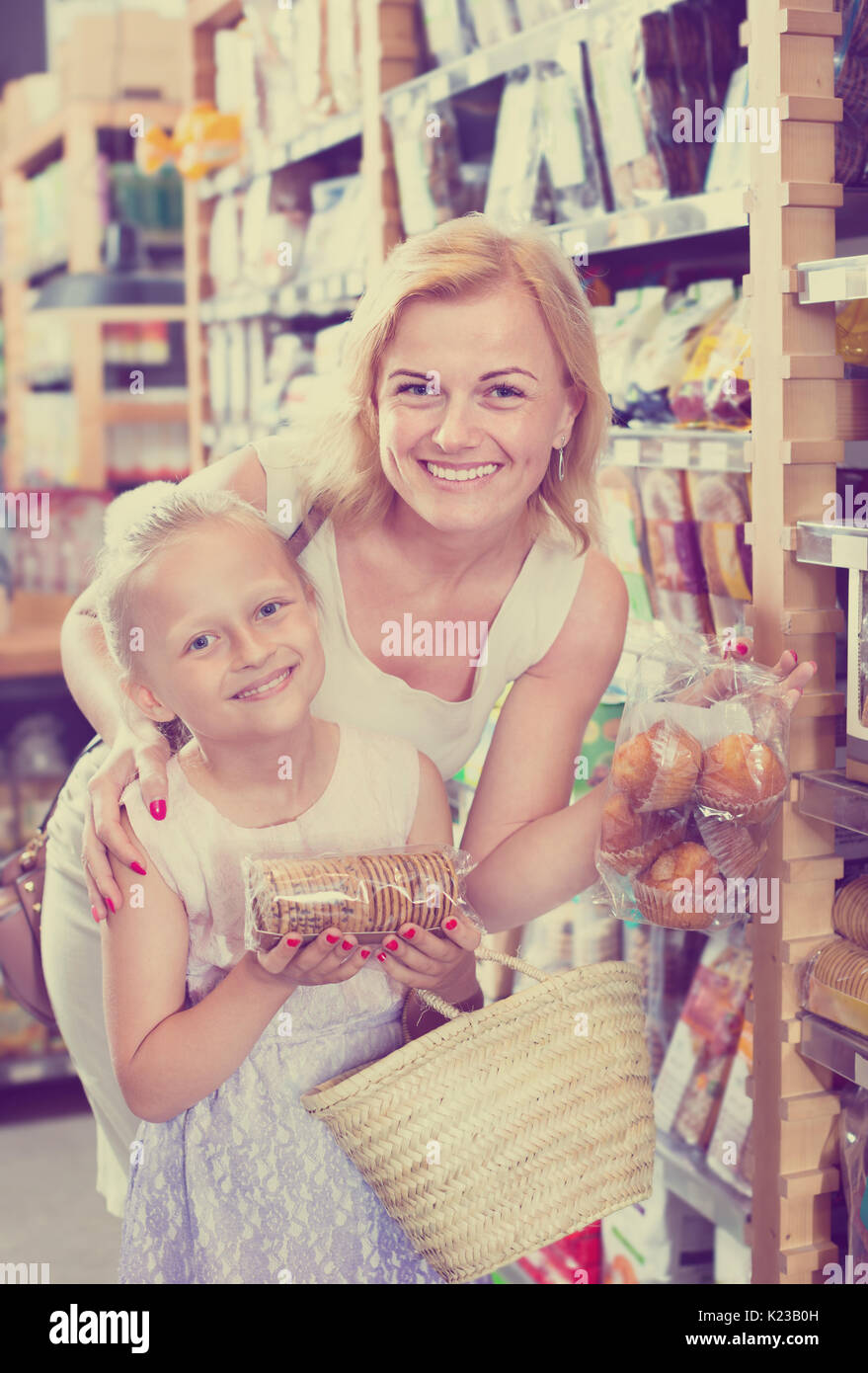 Customer buying cookies hi-res stock photography and images - Alamy