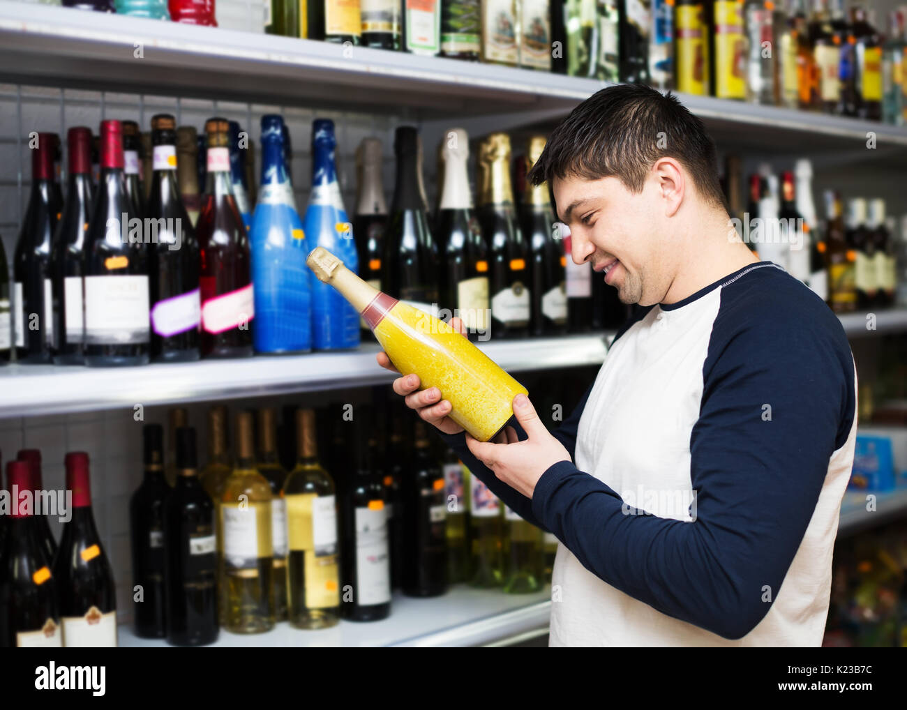 Liquor section grocery store hi-res stock photography and images - Alamy