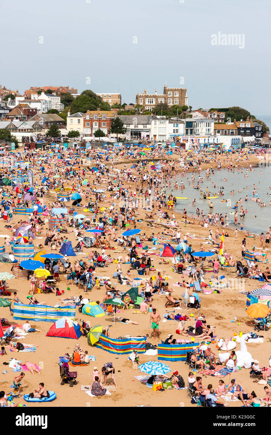 England, Viking Bay, Broadstairs. Beach totally packed with sun-seekers ...