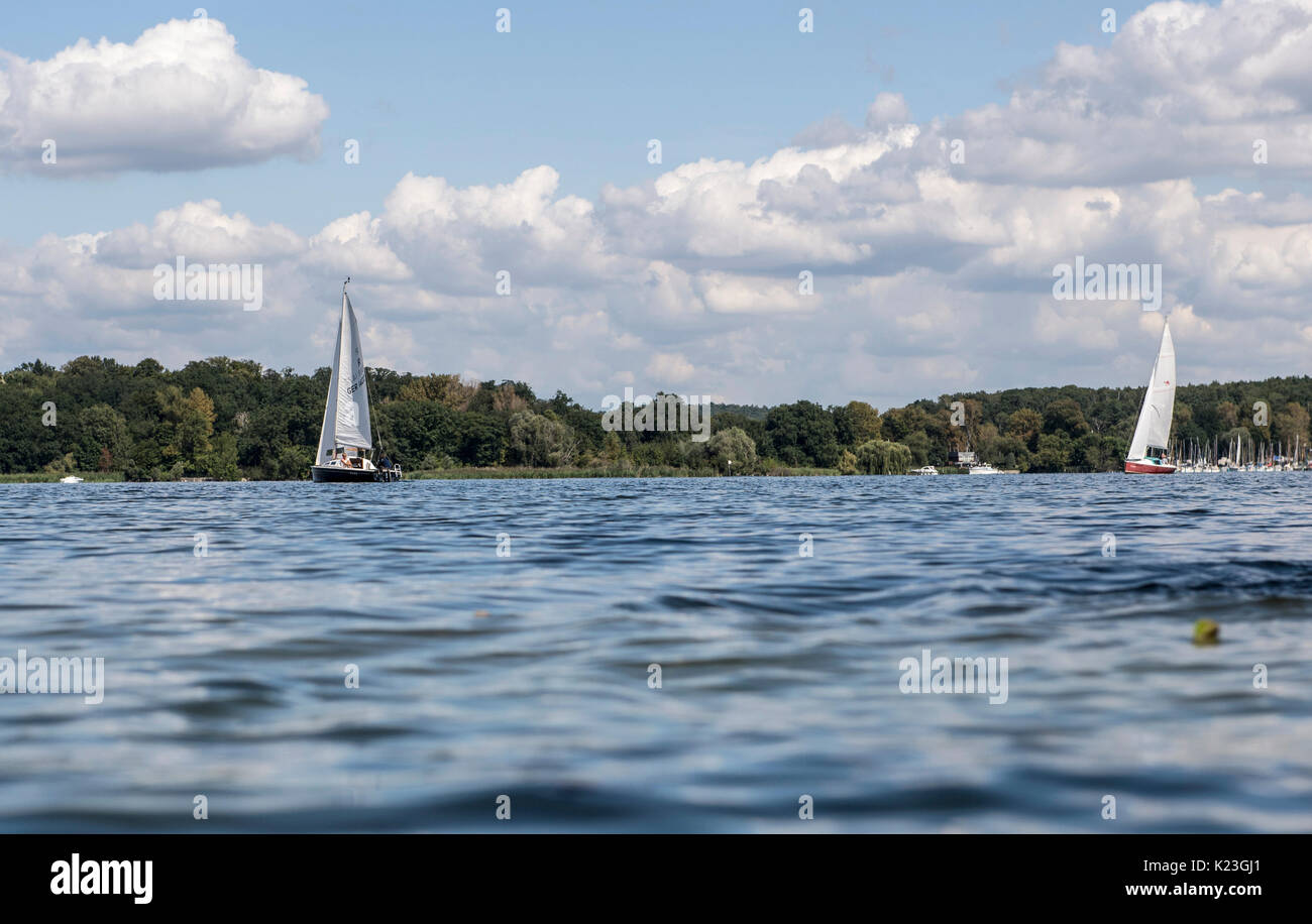 Berlin, Germany. 28th Aug, 2017. Sailing boats can be seen on the ...