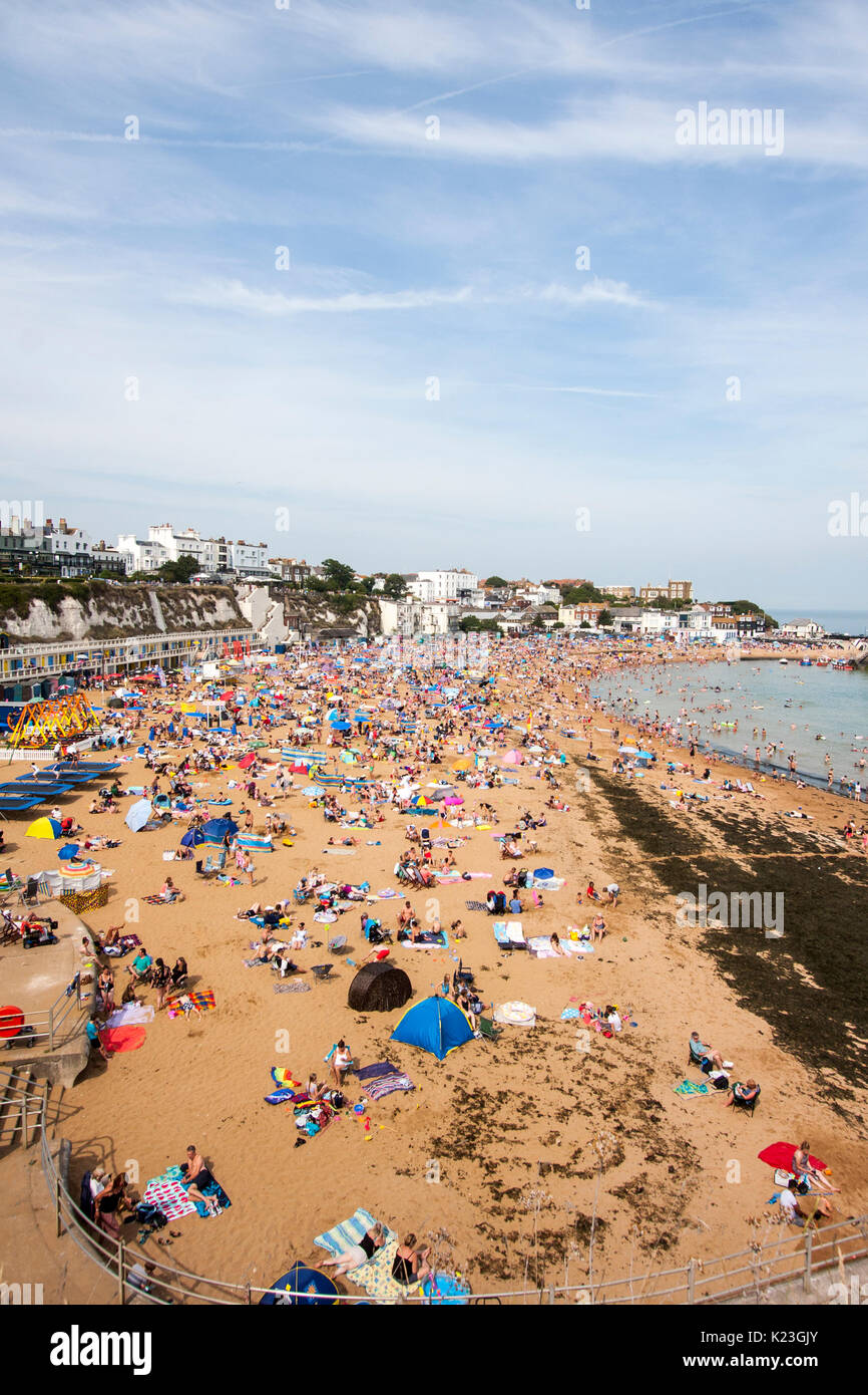 England, Viking Bay, Broadstairs. Beach totally packed with sun-seekers ...