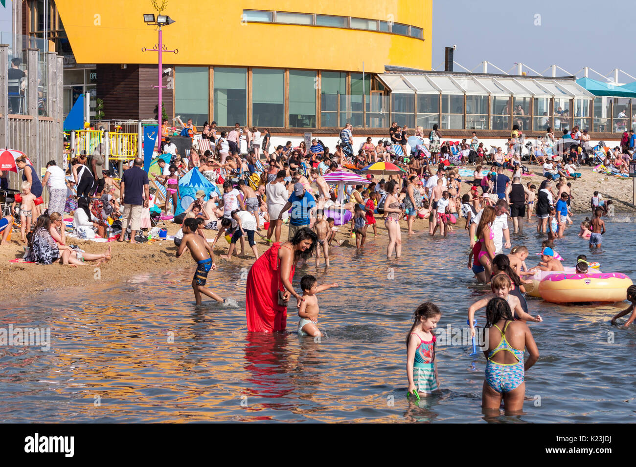 Hot weather southend beach hi-res stock photography and images - Alamy