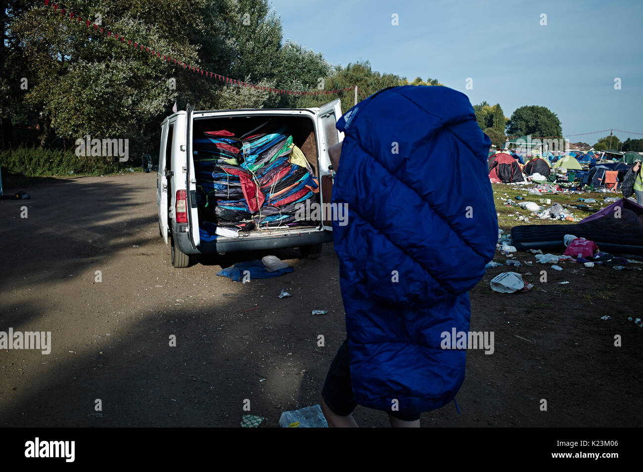 Reading, UK. 28th Aug, 2017. Charity volunteers salvage tents and ...