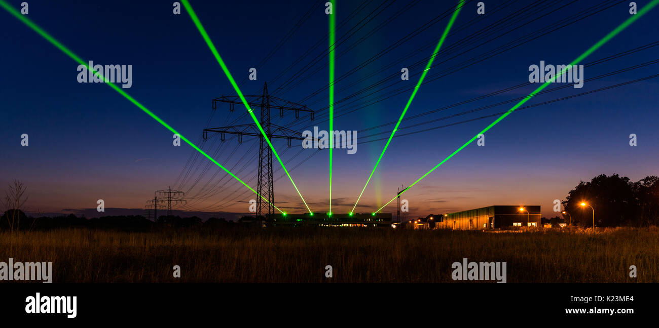 Schenefeldg, Germany. 28th Aug, 2017. Green laser beams are pointed ...