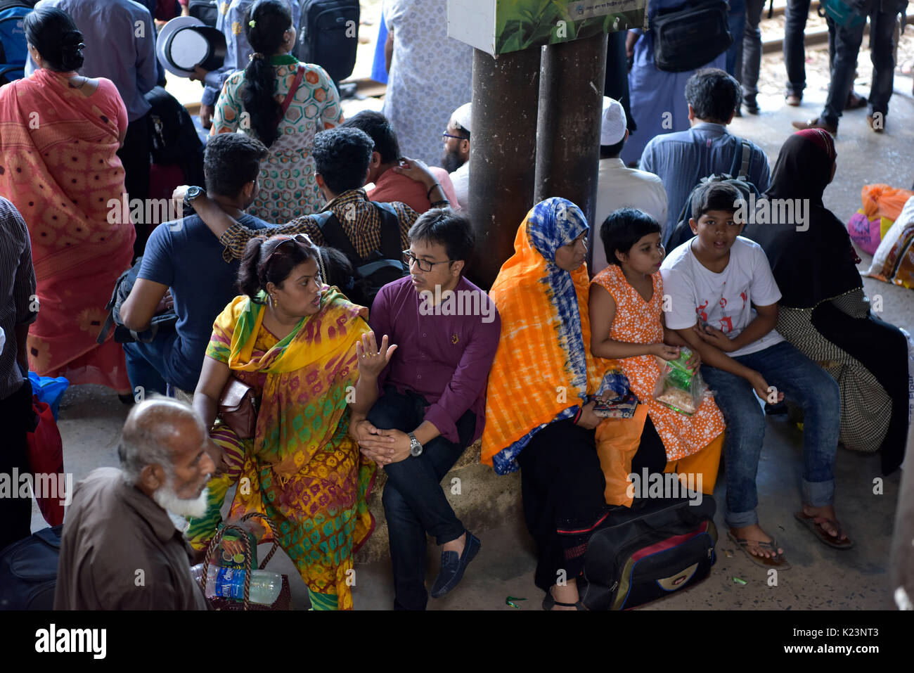 Dhaka, Bangladesh. 29th Aug, 2017. Bangladeshi homebound people wait ...