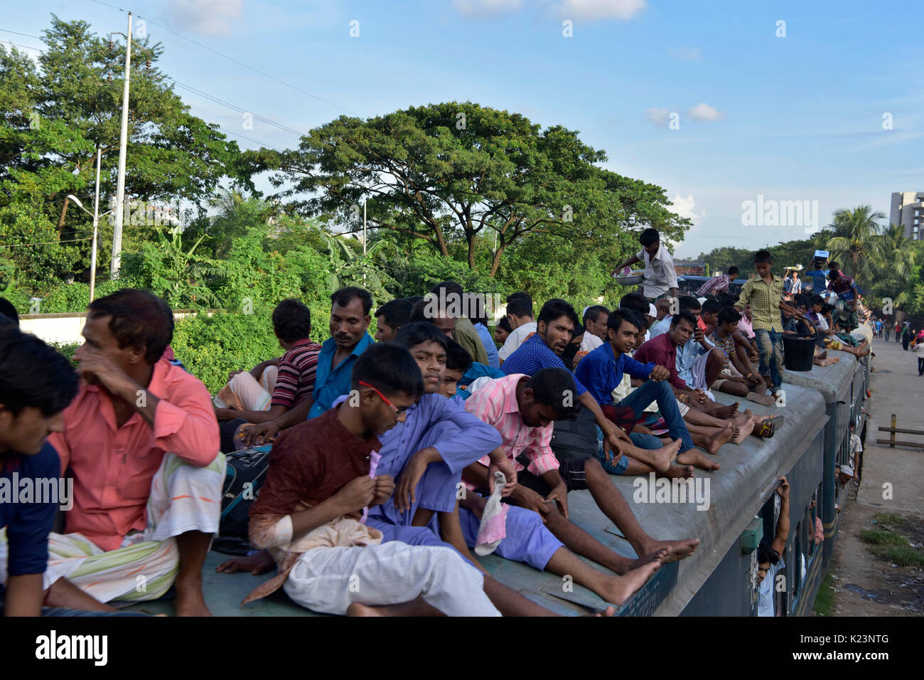 Dhaka, Bangladesh. 29th Aug, 2017. Bangladeshi homebound people sit on ...