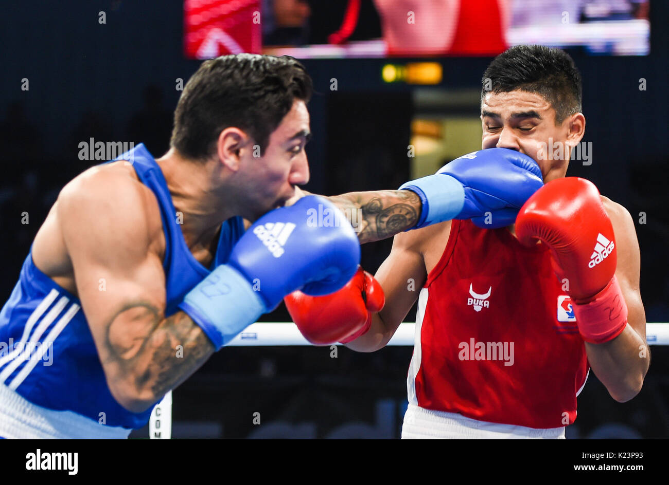 Hamburg, Germany. 29th Aug, 2017. German boxer Artem Harutiunian (L) is ...