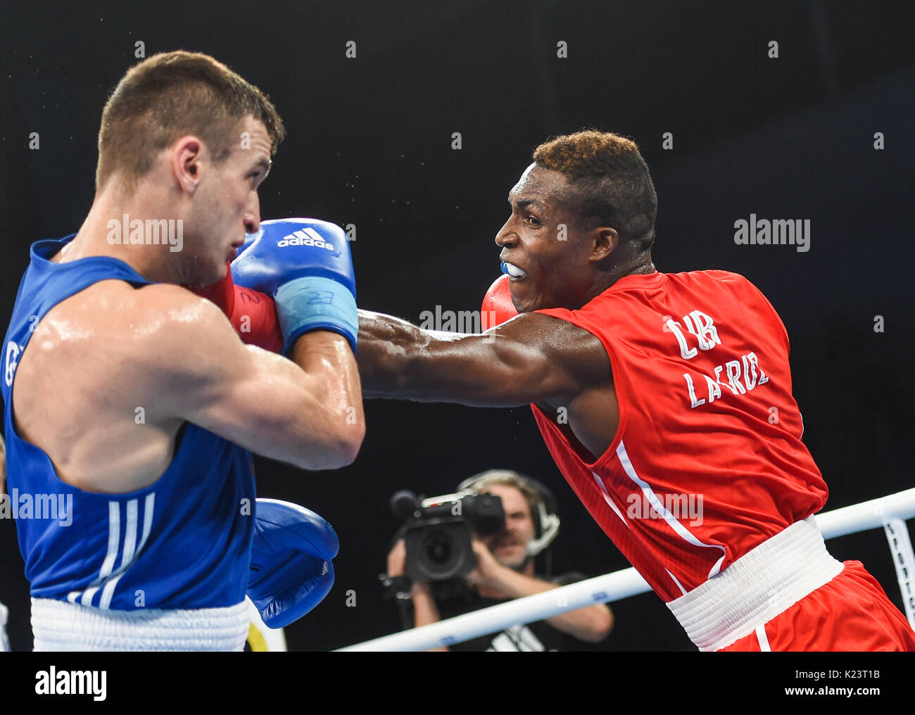 Hamburg, Germany. 29th Aug, 2017. The German boxer Ibragim Bazuev (L ...