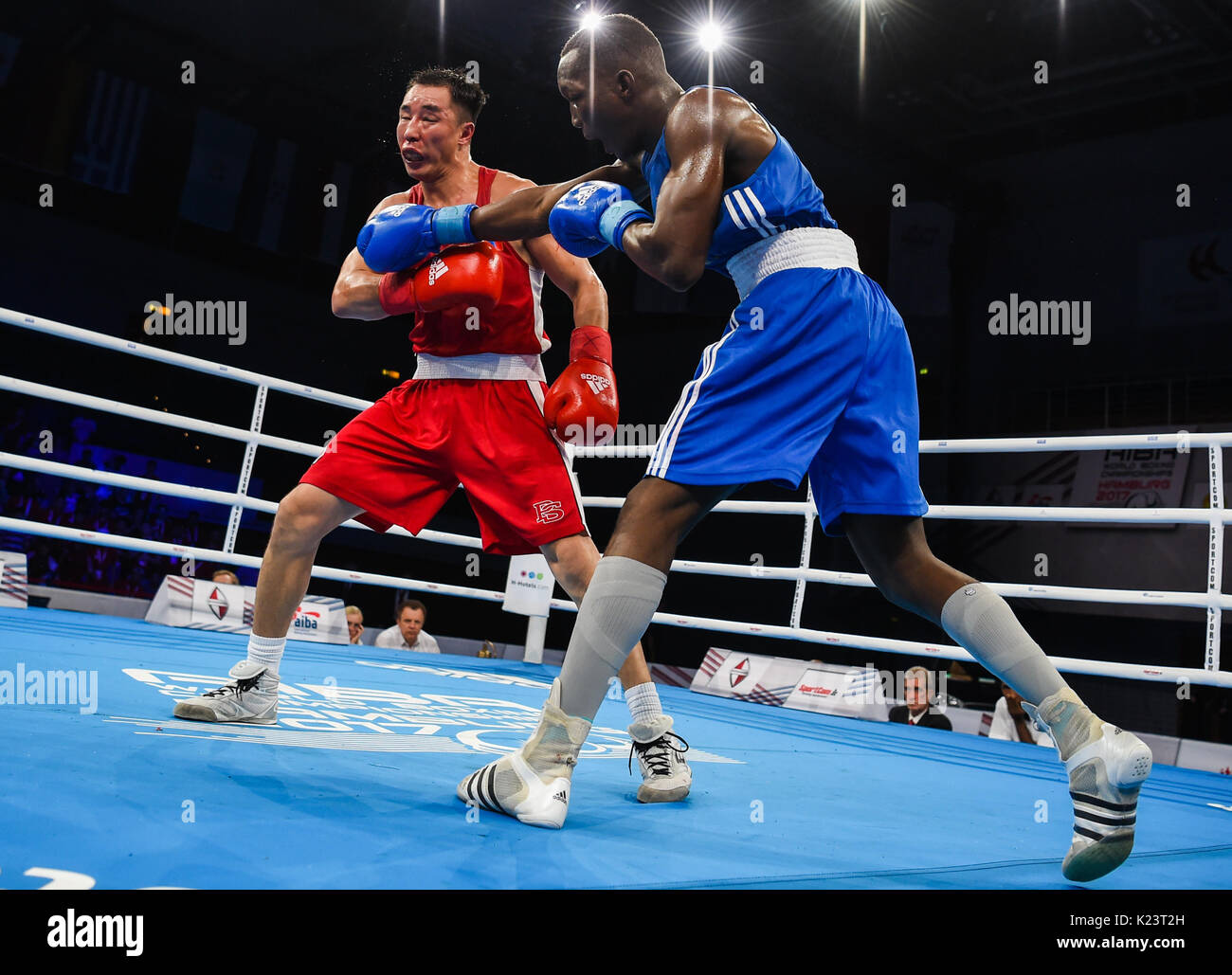 Hamburg, Germany. 29th Aug, 2017. The German boxer Abass Baraou (R ...