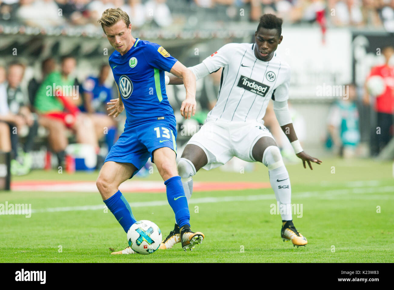 Yannick GERHARDT (li., WOB) gegen Danny DA COSTA (F), Aktion, Zweikampf ...