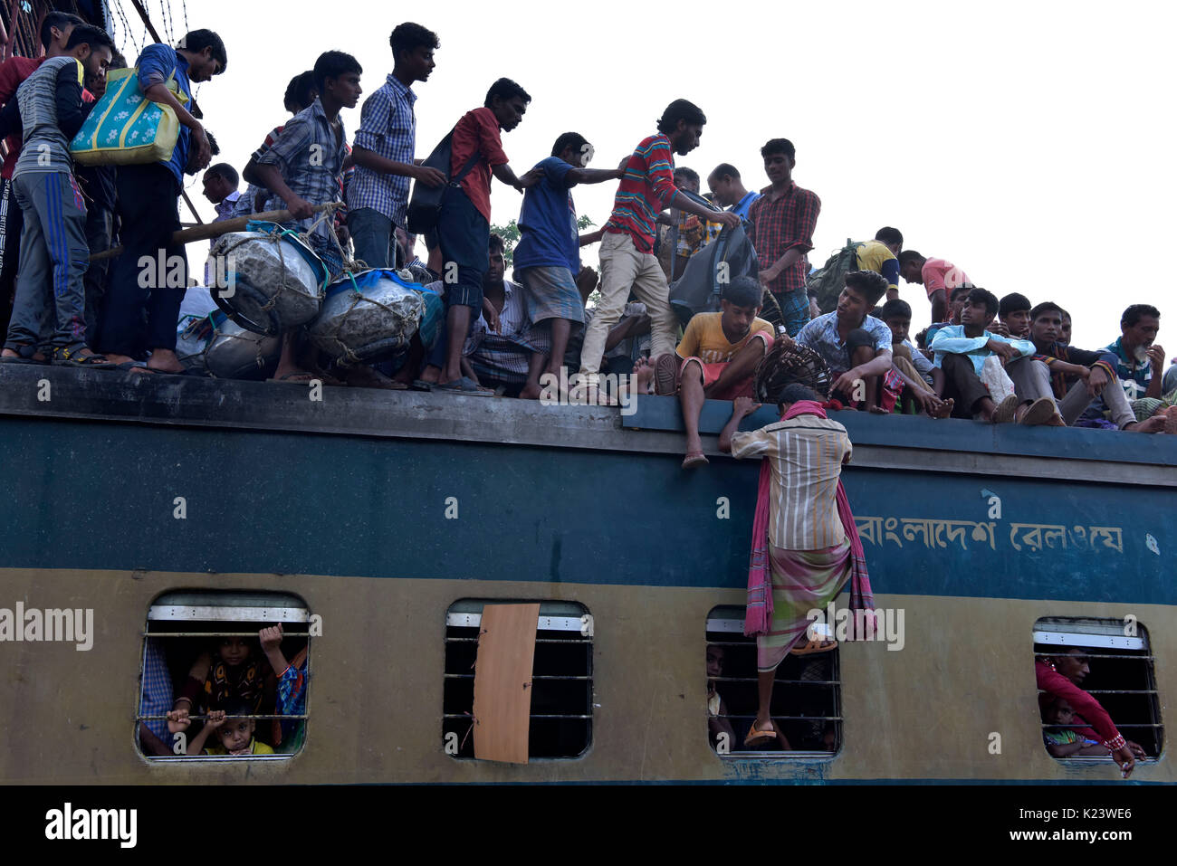 Dhaka, Bangladesh. 30th Aug, 2017. Bangladeshi homebound people sit on ...