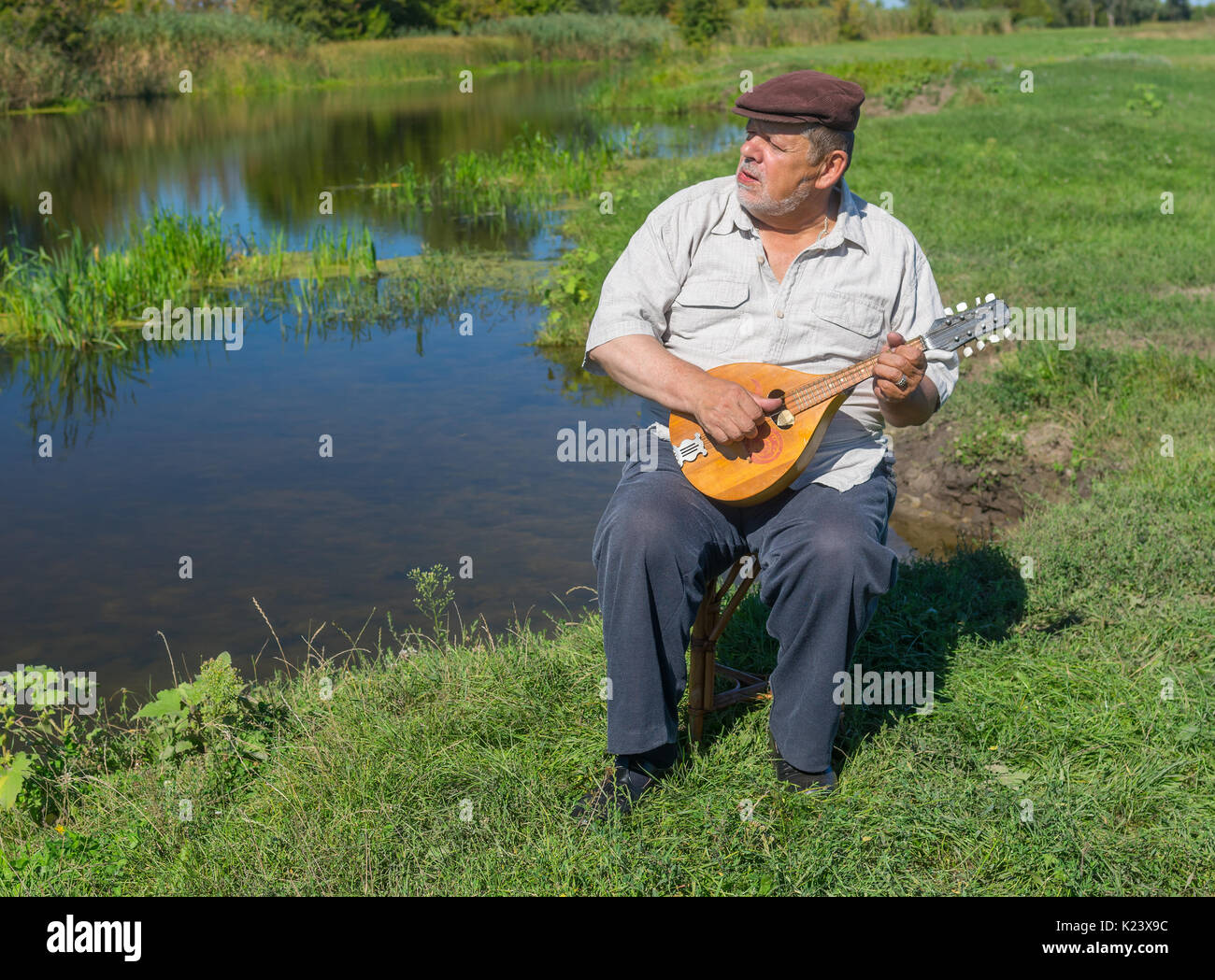 Old man sitting on stool hi-res stock photography and images - Alamy