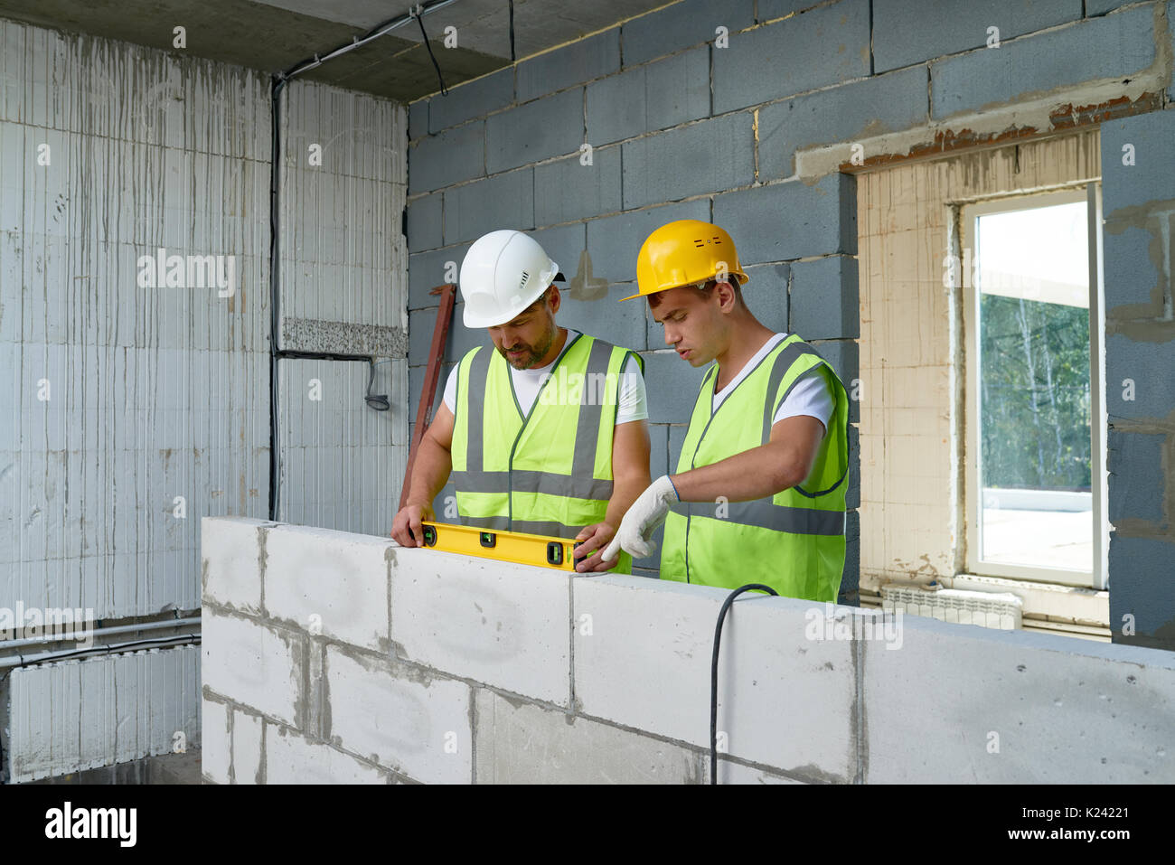Construction Workers Building Wall Stock Photo - Alamy