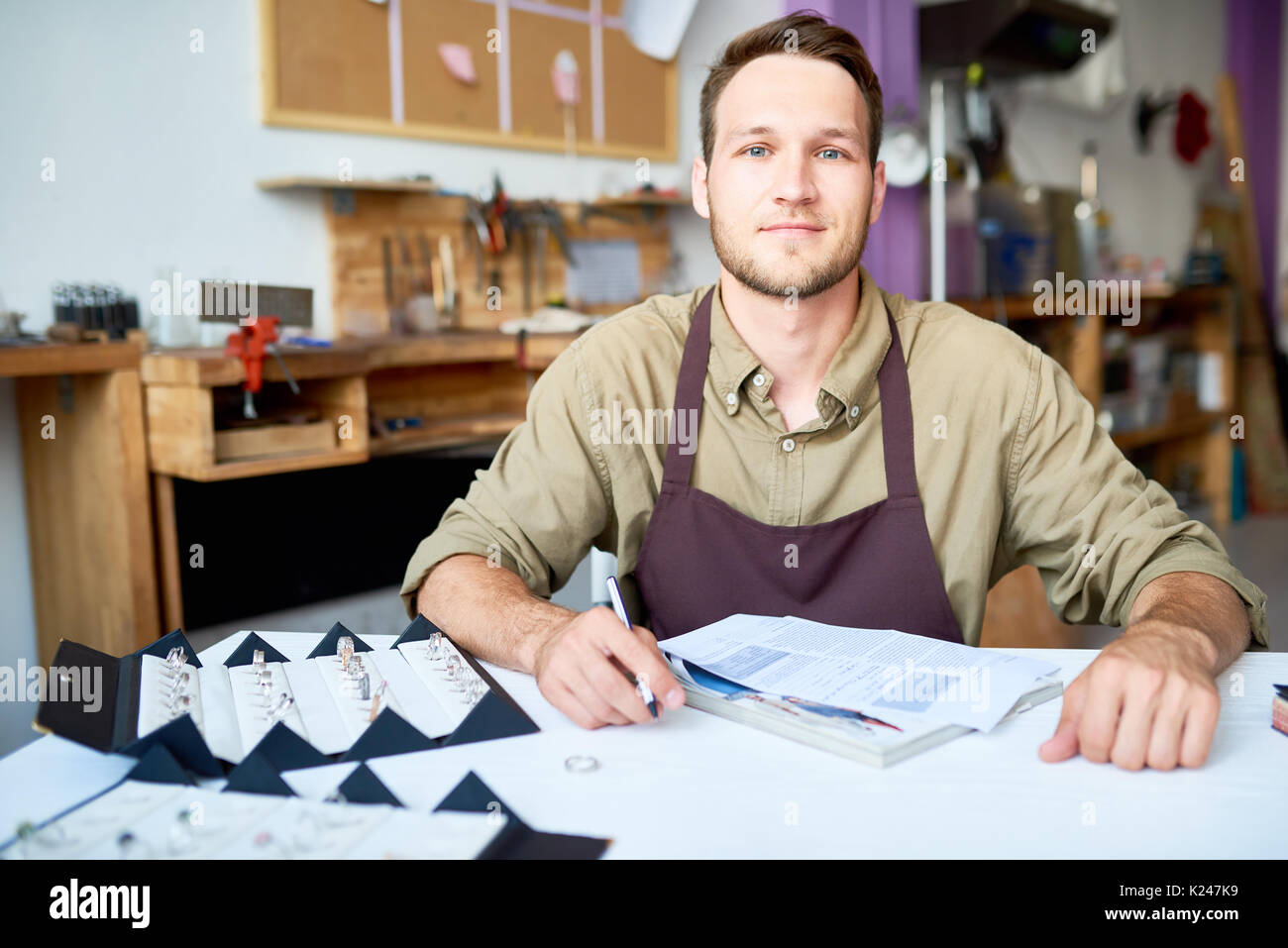 Small pawn hi-res stock photography and images - Alamy
