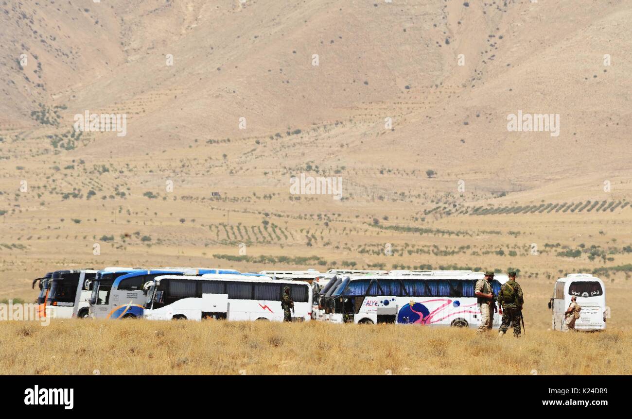 (170828) -- QARA(SYRIA), Aug. 28, 2017 (Xinhua) -- Convoy of buses ...