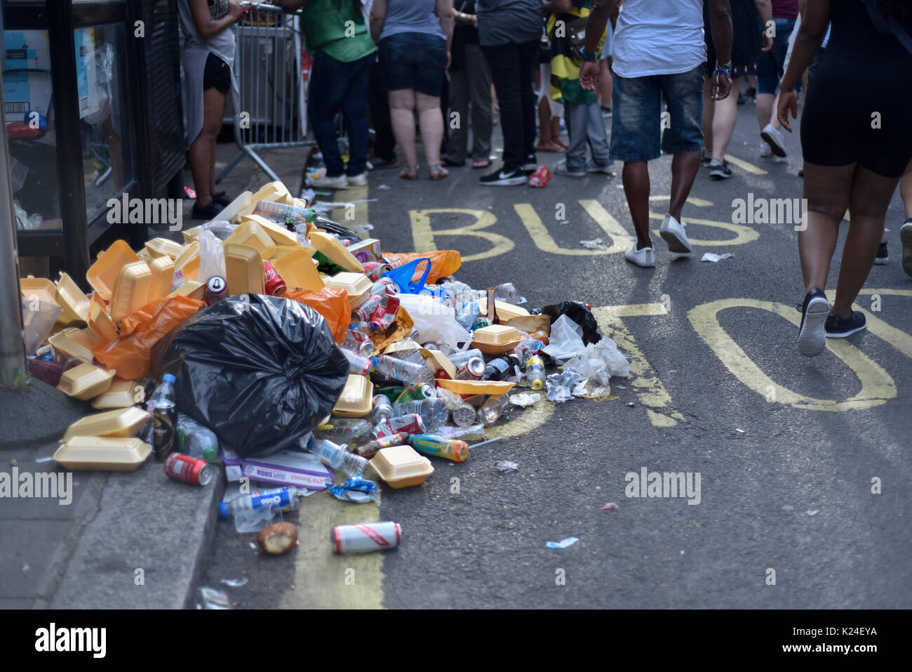 London, UK. 28th Aug, 2017. Rubbish is strewn on the street after The ...