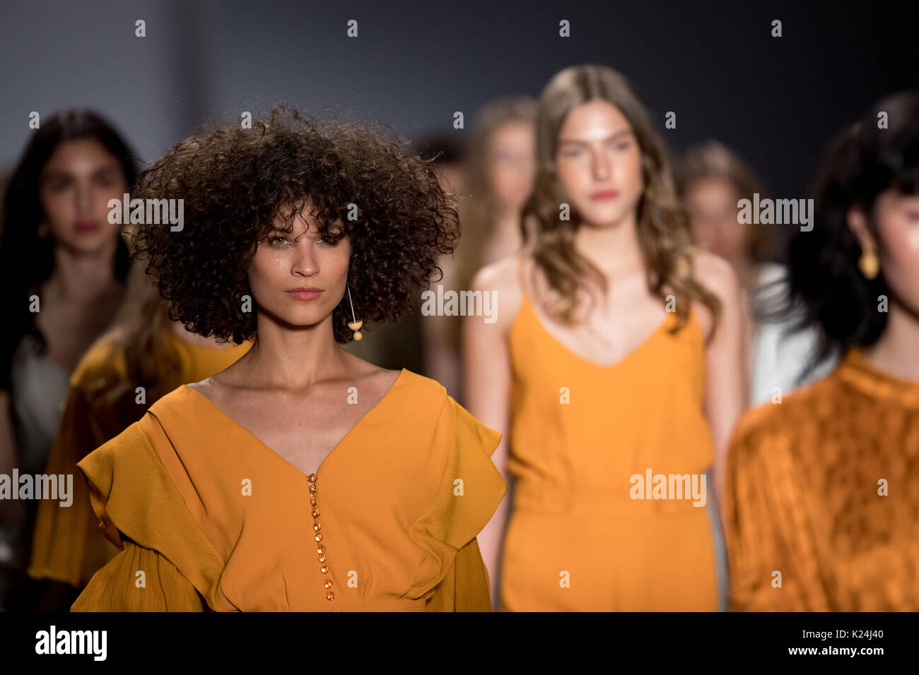 Top 100 model hi-res stock photography and images - Alamy