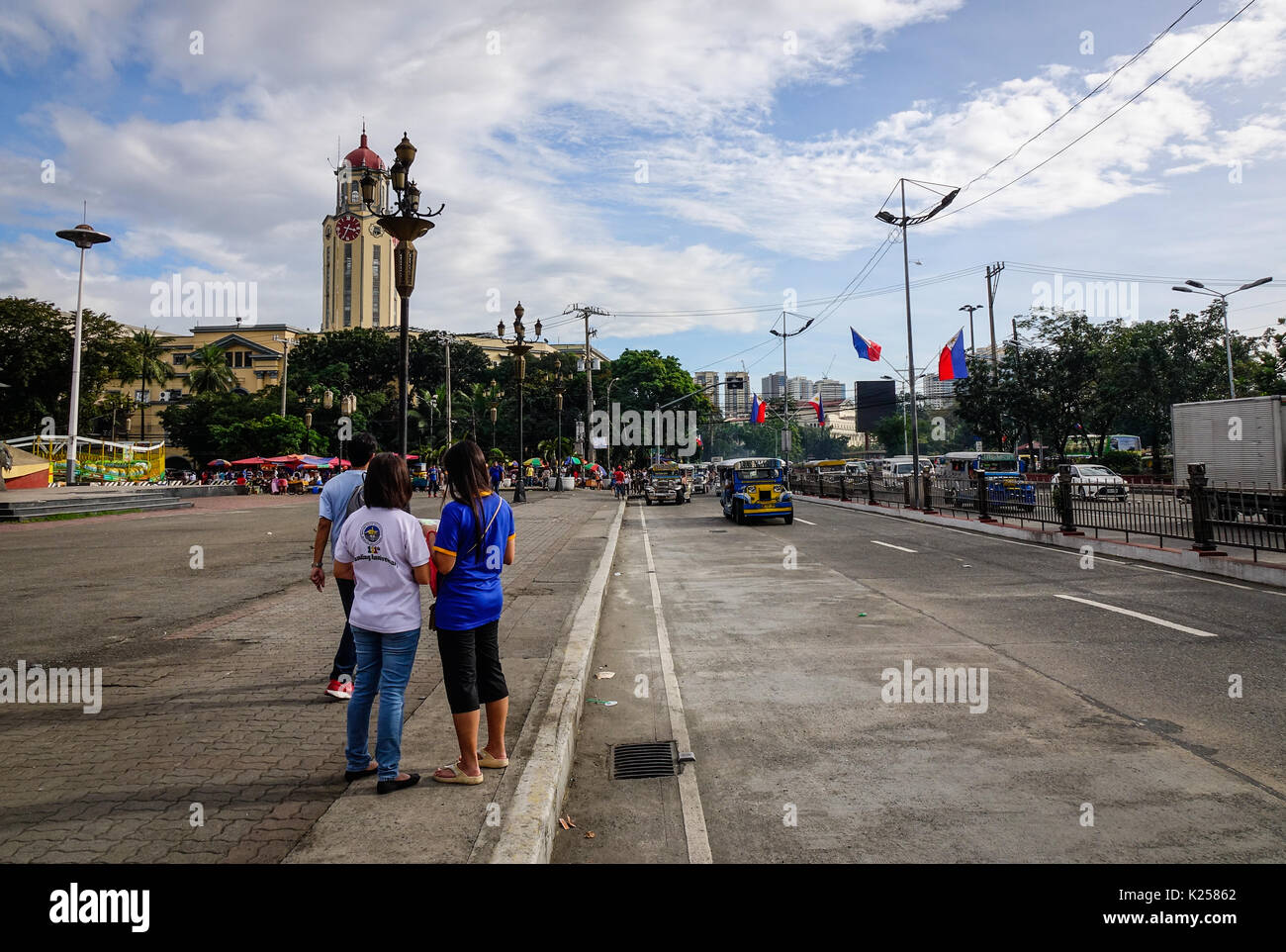 People walking in 'manila street philippines hi-res stock photography ...