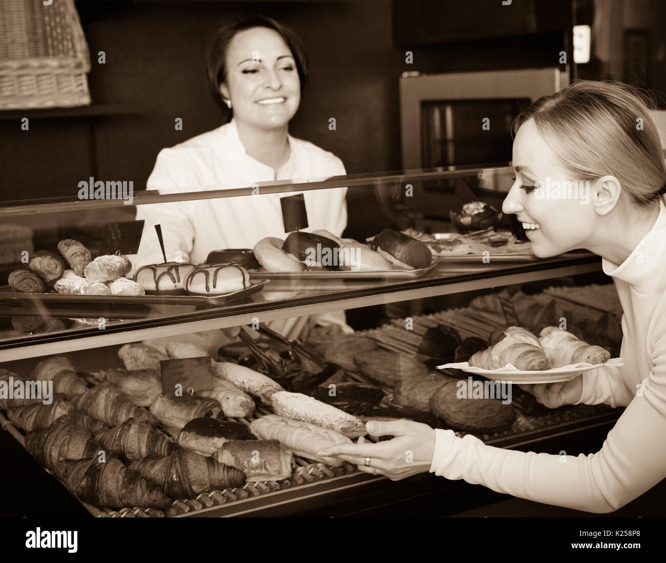 Woman serving customer counter hi-res stock photography and images - Alamy