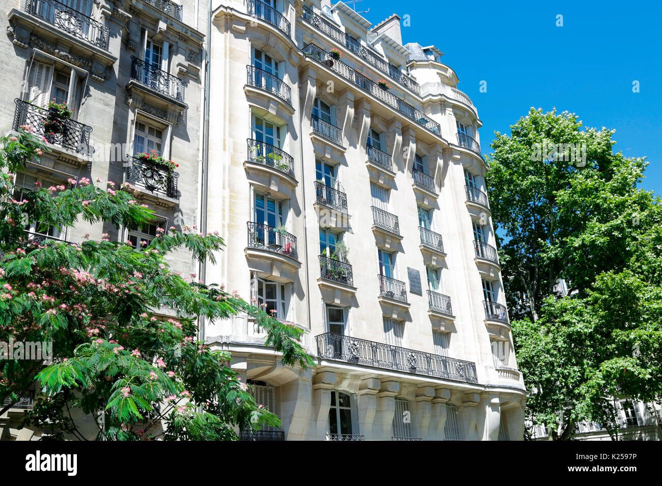 Building facades, paris france: symbol of eclecticism and baroque ...